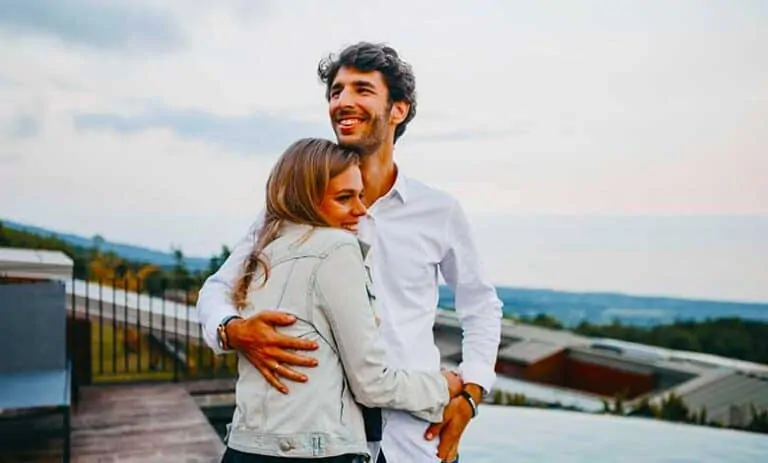 30 Ways That Make Your Girlfriend Happy & Feel Special - LoverJournal