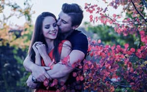 30 Ways That Make Your Girlfriend Happy & Feel Special - LoverJournal